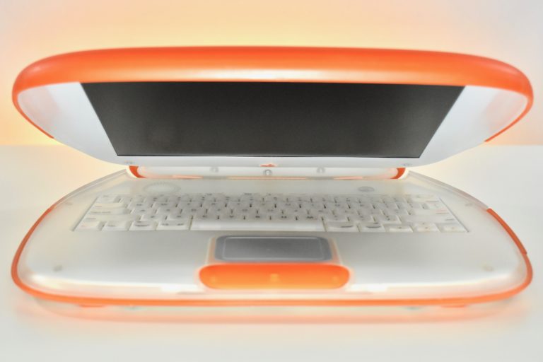 iBook G3/300 (original, tangerine, 1999) – mattjfuller.com