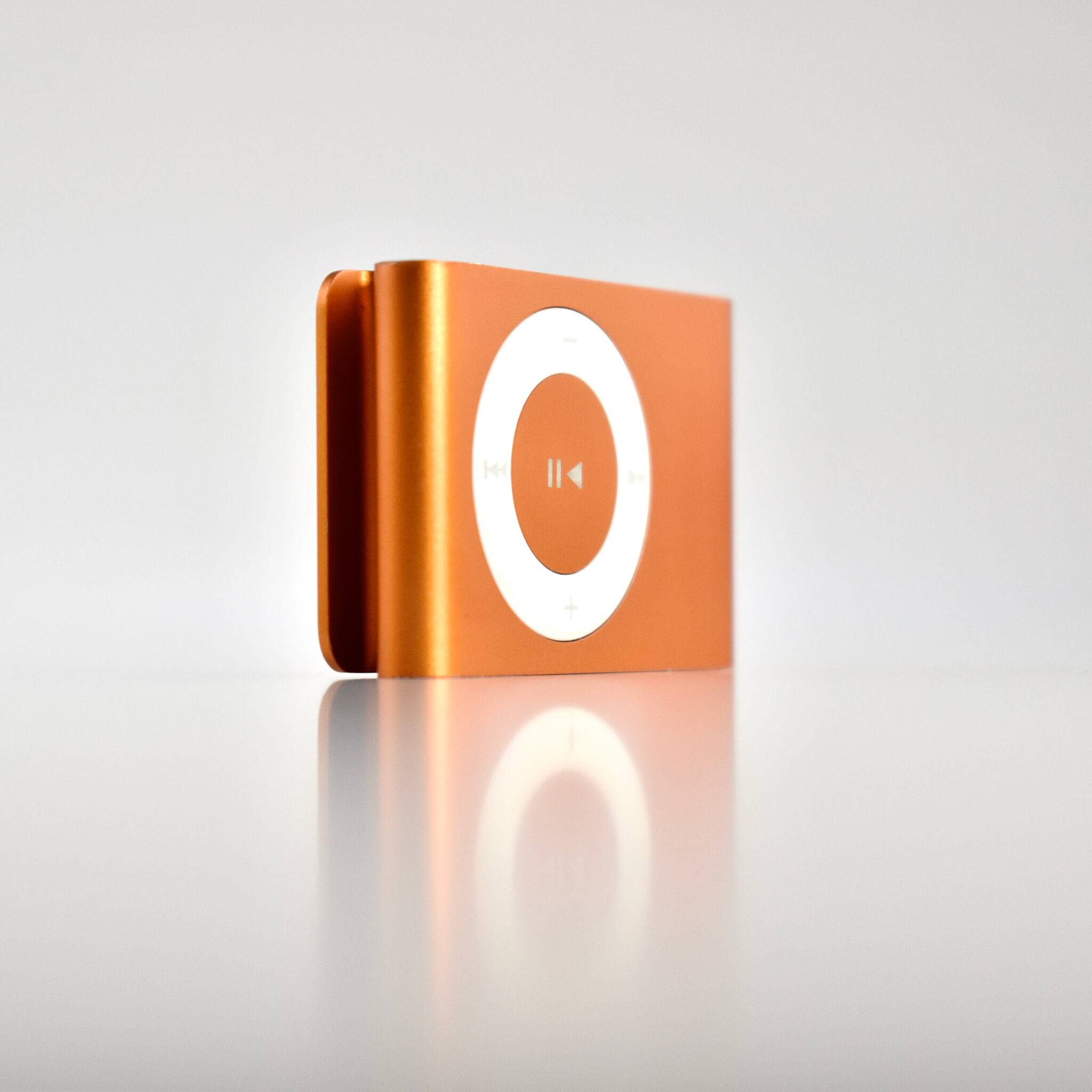 iPod shuffle (Generation 2, orange, Early 2007) – mattjfuller.com